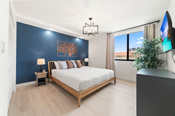 {Coastal Noir} ~No Fees ~Beach ~Pool ~Free Parking - Hollywood, FL