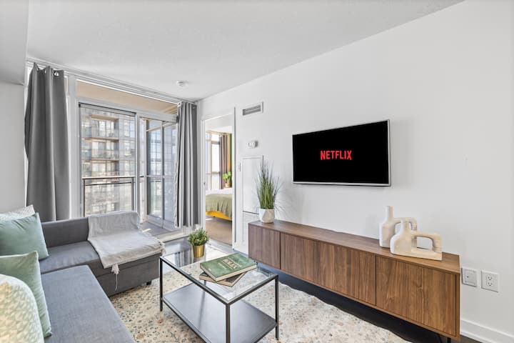 Skyline King Suite: Sleeps 5, Steps To Cn Tower - Toronto