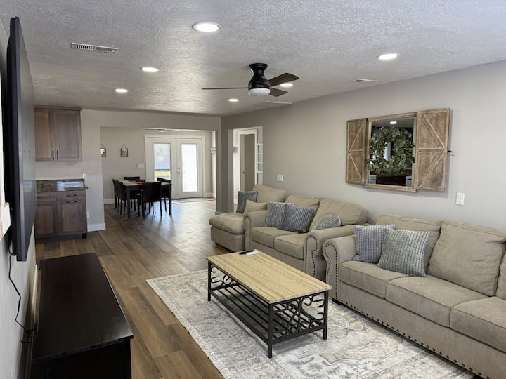 Cozy Remodeled 4br Home | Hot Tub Oasis | 85" Tv - Preston, ID