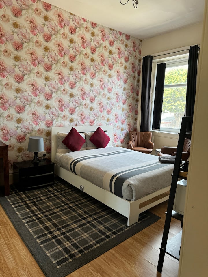 Large Double Bedroom Close To City - Glasgow