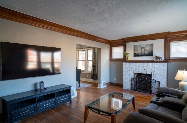 Close To Riverfront! Group Friendly/free Parking - Detroit