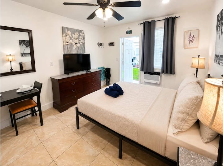 Beach Walk Studio | Dining & Nightlife Nearby - Hollywood, FL