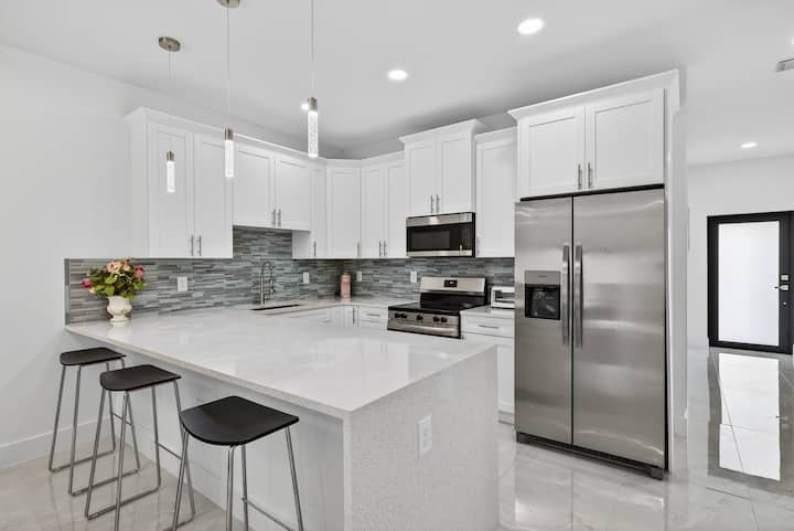 A Stay That Feels Brand New | Lehigh Acres Luxe - Lehigh Acres, FL