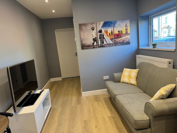 Contractor Home | Sleeps 3 | Free Parking | Wifi - Bedford