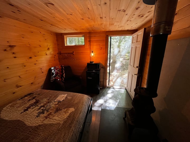 District 13 Bunker - Queen Bed Cabin - Stonington, ME
