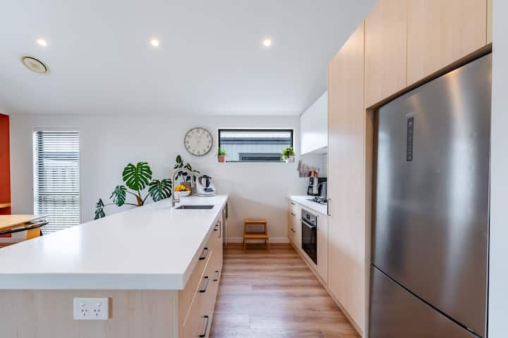 Three Bedroom Northlake Home, Modern & Comfortable - Wanaka