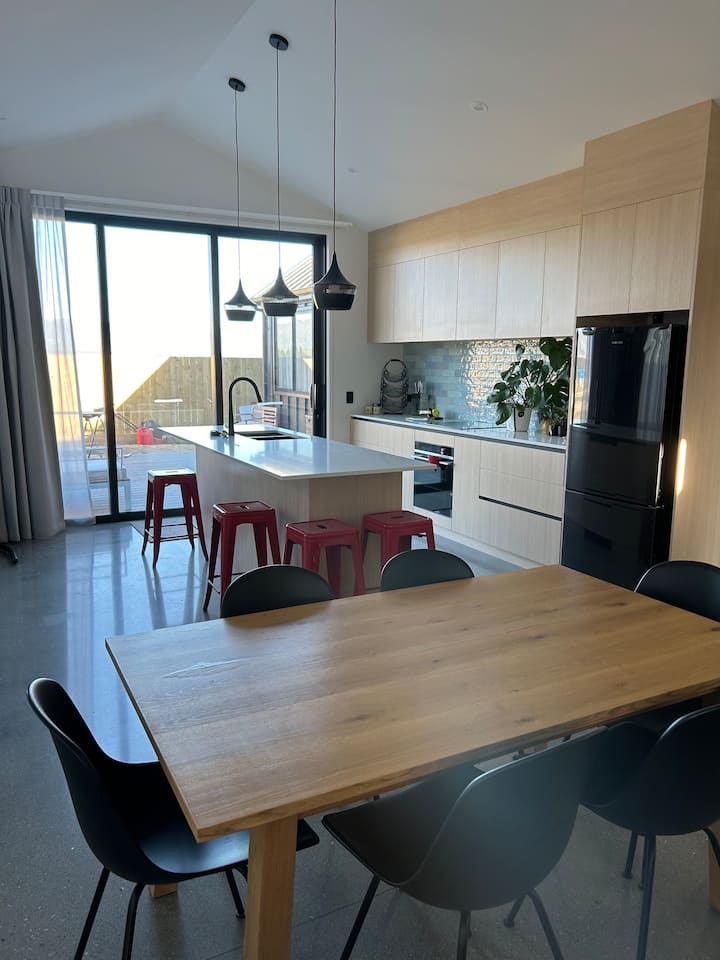 Modern 4 Bedroom Family Home - Wanaka