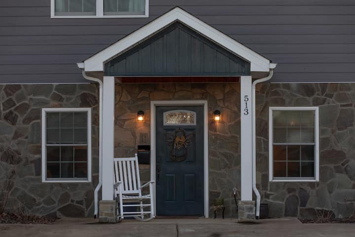 Pet Friendly Modern House Close To Everything - Johnson City, TN