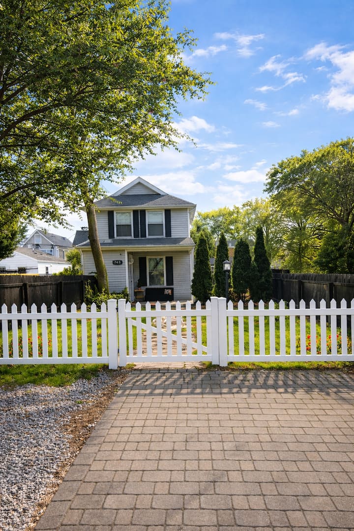 Beach House W/ Backyard + Bikes • Walk To Beach - Belmar, NJ