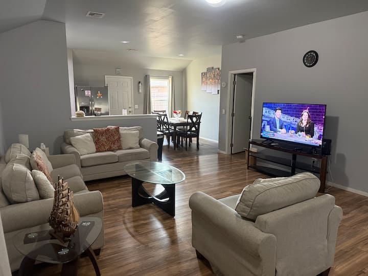 Comfort Cozy Home N Wifi. - Lake Overholser, OK