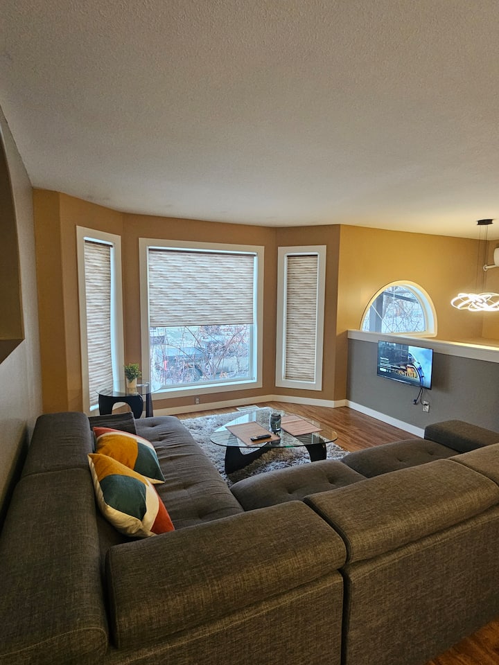 Modern 4br Home | 2 Baths | Near Hwy 11a & 2 - Red Deer