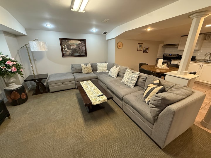 Roro's Comfy Basement - Pickering