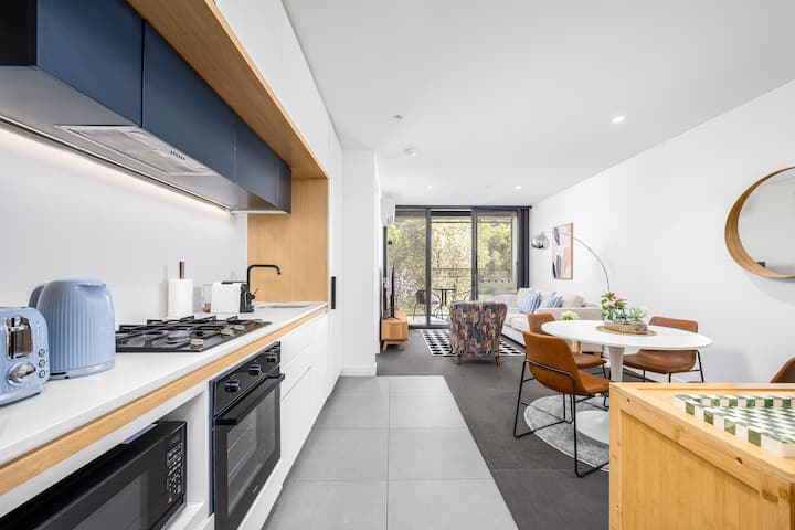 Modern Dockside Apartment - Pool, Gym & Library - Williamstown