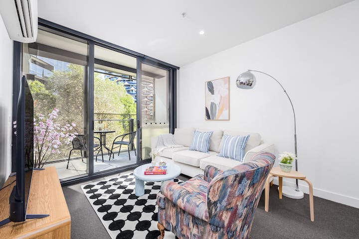 Modern Dockside Apartment - Pool, Gym & Library - Melbourne