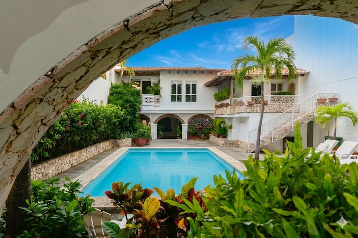 Gran Villa En Castillogrande: Piscina/mar Para 16 - Cartagena