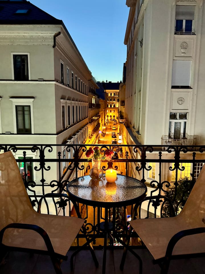 Hidden Home With Balcony In The Iconic Király Str. - Hongarije
