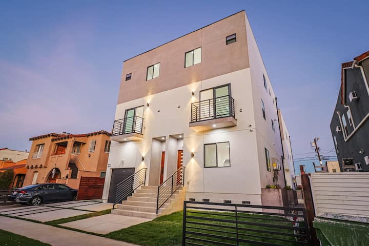 C. Mid-city Luxe Estate | 6br · 5ba · Sleeps 12 - Culver City, CA