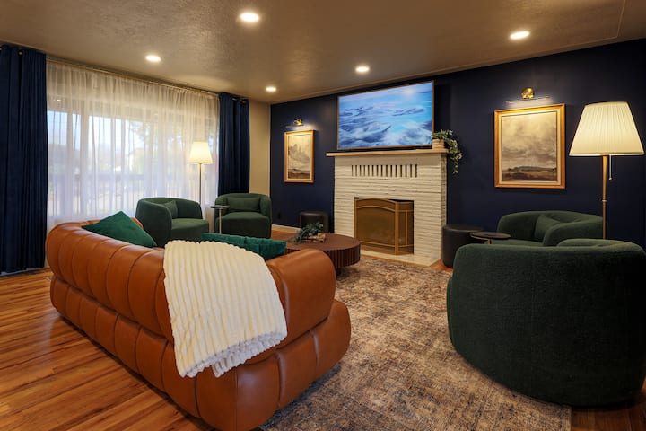 Vibey Luxury: Hot Tub+theater+game Room, Sleeps 14 - Salem