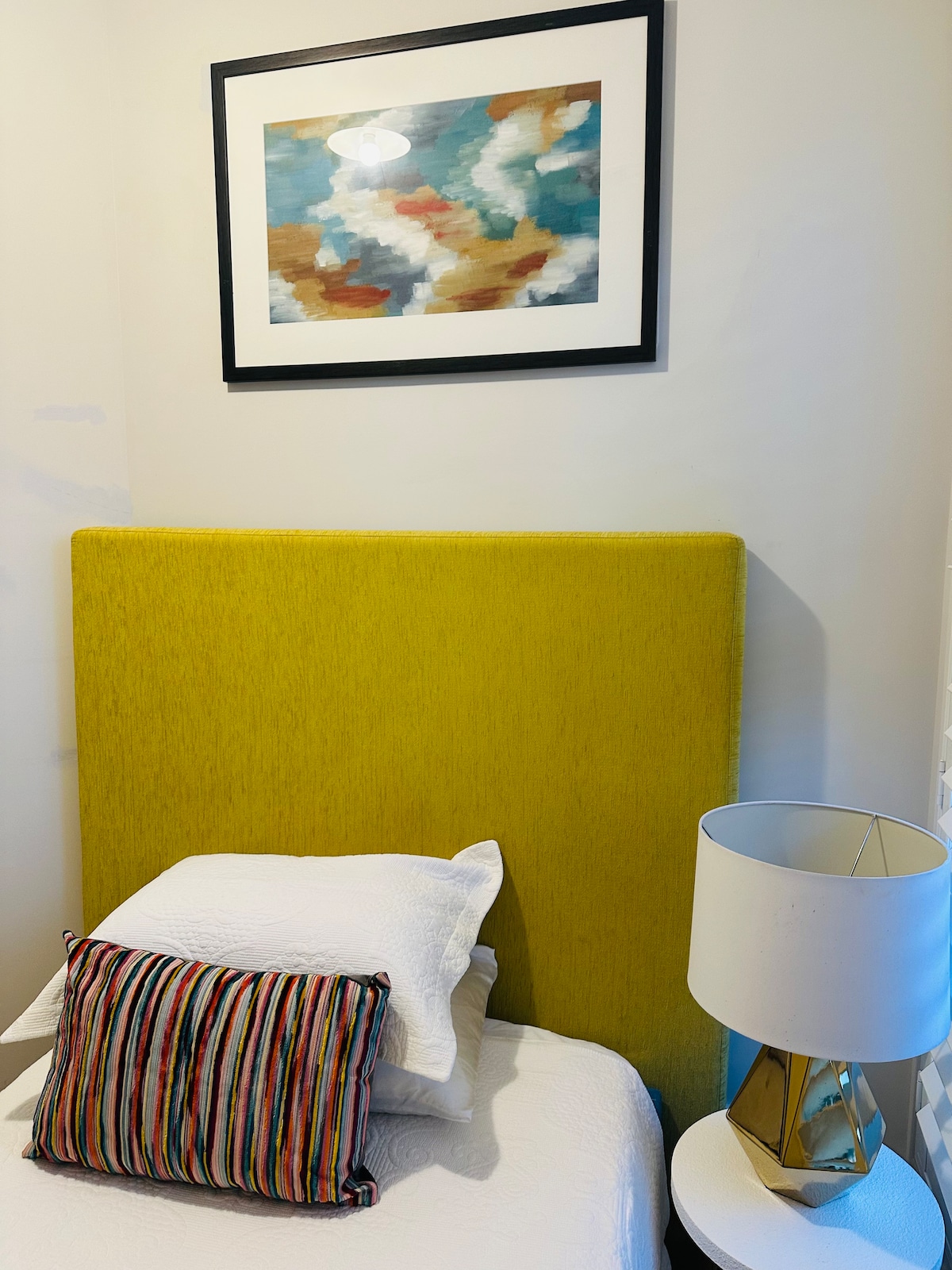 Luxury Stylish Private Room with Netflix - Houses for Rent in Officer ...