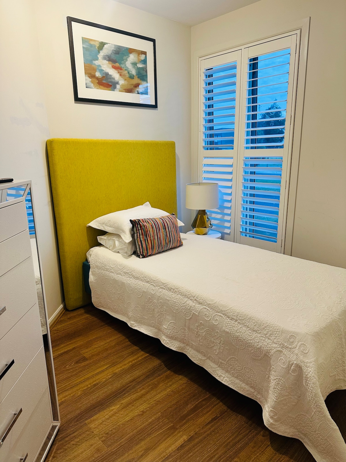 Luxury Stylish Private Room with Netflix - Houses for Rent in Officer ...