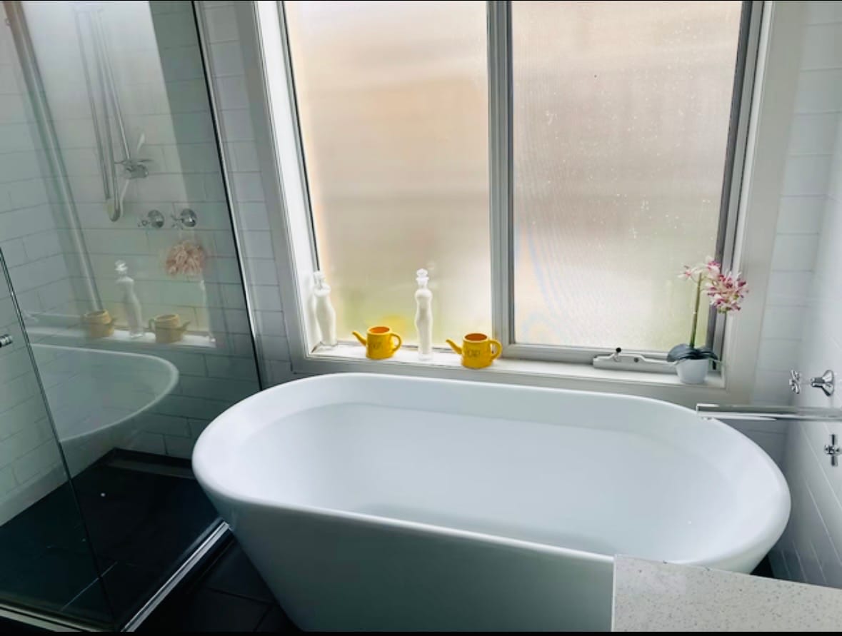 Luxury Stylish Private Room with Netflix - Houses for Rent in Officer ...