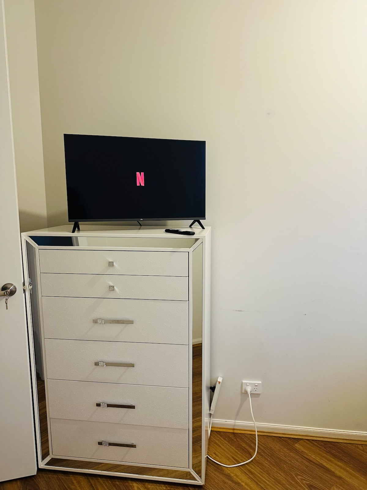 Luxury Stylish Private Room with Netflix - Houses for Rent in Officer ...