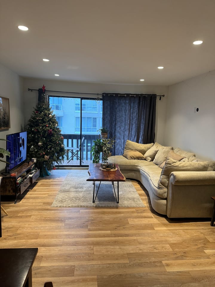 Bright & Modern Apartment In Lonsdale With Views - North Vancouver