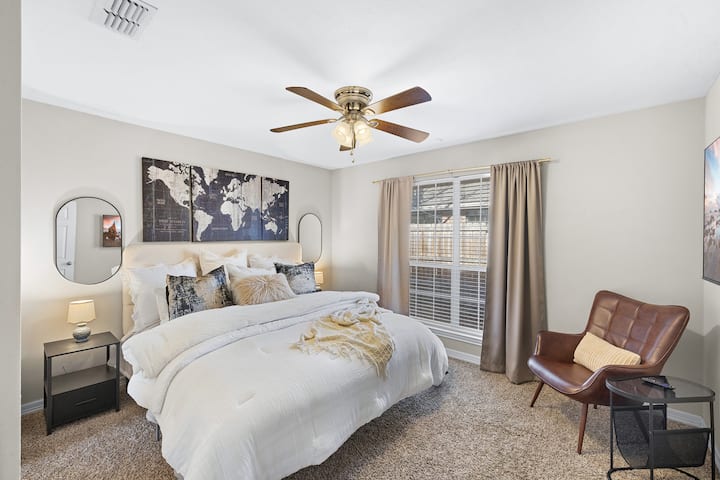 Spacious 2br House, Steps From A&m - King - Patio - Bryan, TX