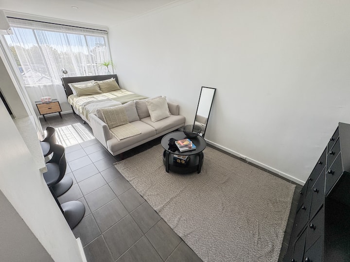 Clean Bright Studio Apartment - Walkable Location - Australia
