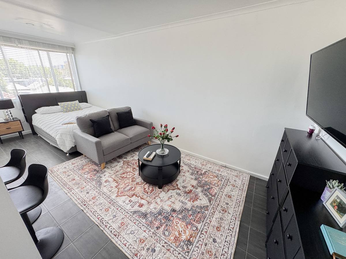 Appartement studio lumineux et propre - Emplacement accessible à pied ...