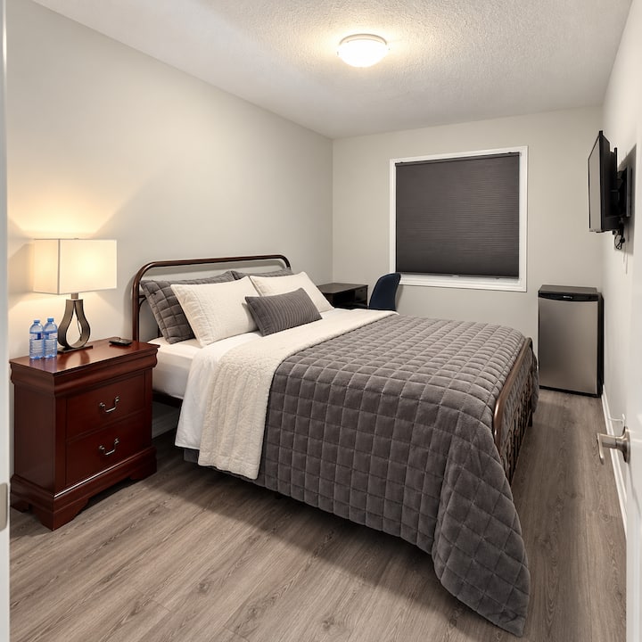 Spacious Queen Room | Tv, Mini Fridge & Desk. - Hamilton