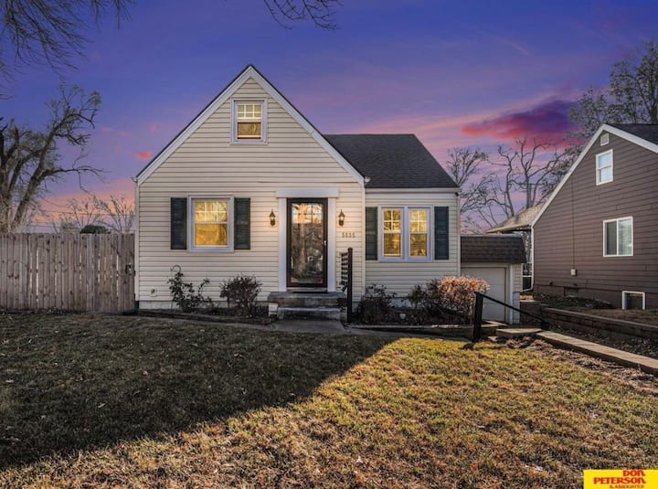 Little Yellow — A Cozy, Central Retreat In Omaha! - Omaha, NE