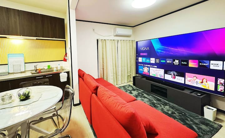 100インチの大型スクリーンテレビ／超ワイドソファ／フィットネス器具／無料駐車場／無料送迎サービス - Osaka