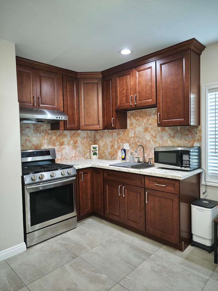 Newly Renovated 2b2b House With A Full Kitchen - Covina, CA