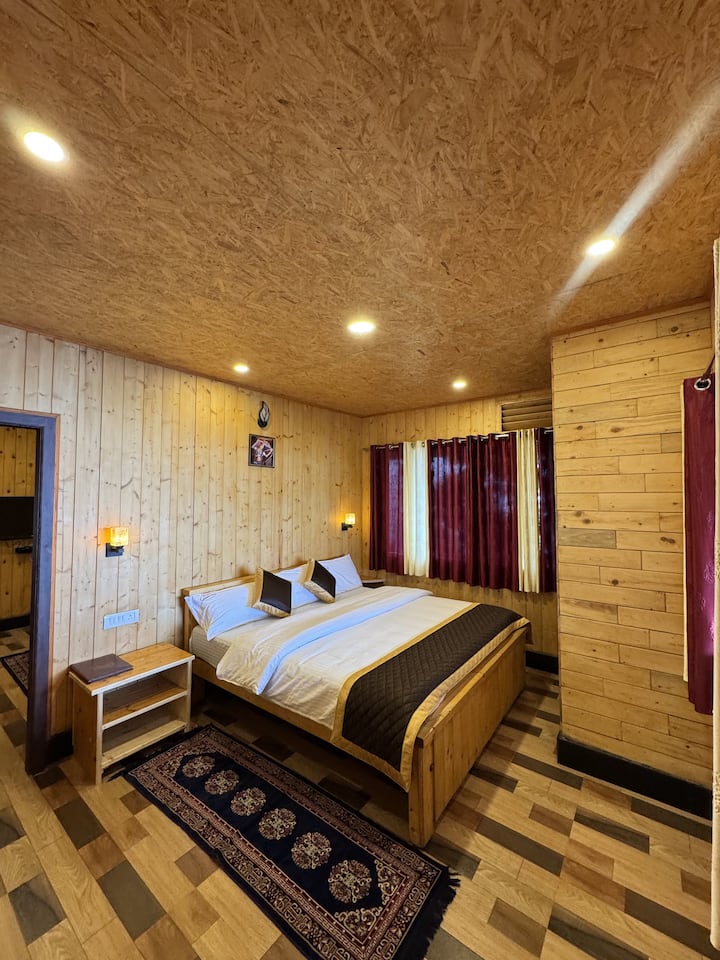 Prince Wood House – Unit 1 | Cozy Wooden Home - コダイカナル