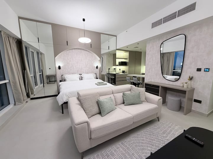 Spacious Studio | 2 Mins To Metro | Gym & Pool - Dubái