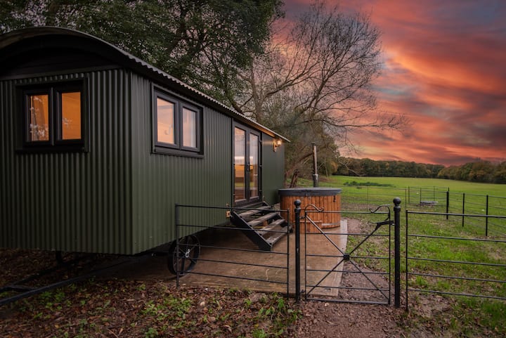 The Holmes Hill Retreat - Lake View - Kent