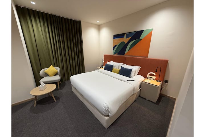 Cozy King Stay | Outdoor Pool Gym Free Parking - Riyadh