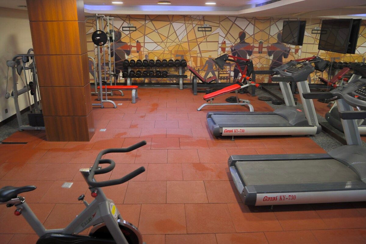 Cozy King Stay | Outdoor Pool Gym Free Parking - Hotels for Rent in ...