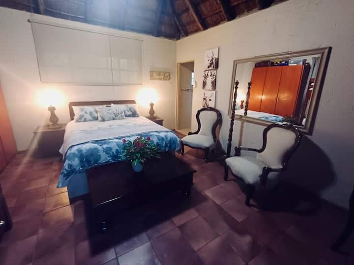 Sable Offers Kitchenette And En-suite Bathroom - Bela-Bela