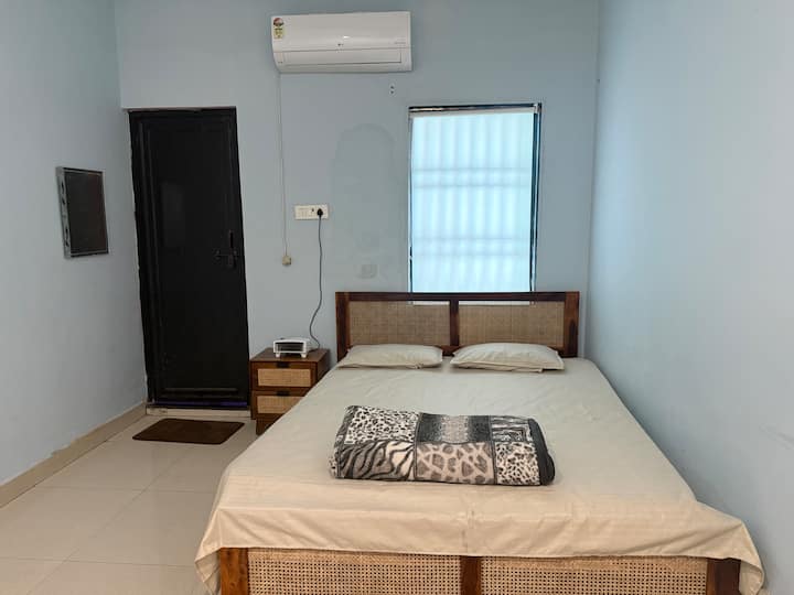 Comfy Room For Short Or Airport Transit Stays. - India