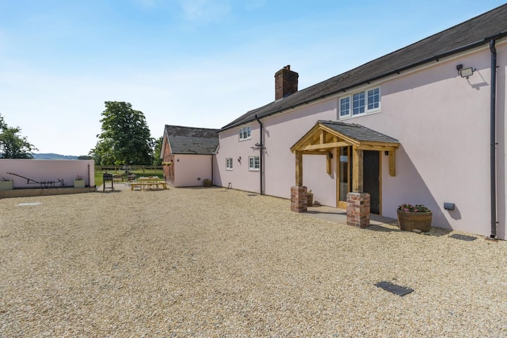 7 Bed In Welshpool (Oc-96412) - Welshpool