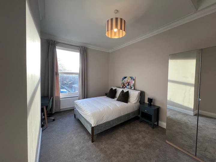 The Bluebird B&b Iii : Room 1 - Leeds