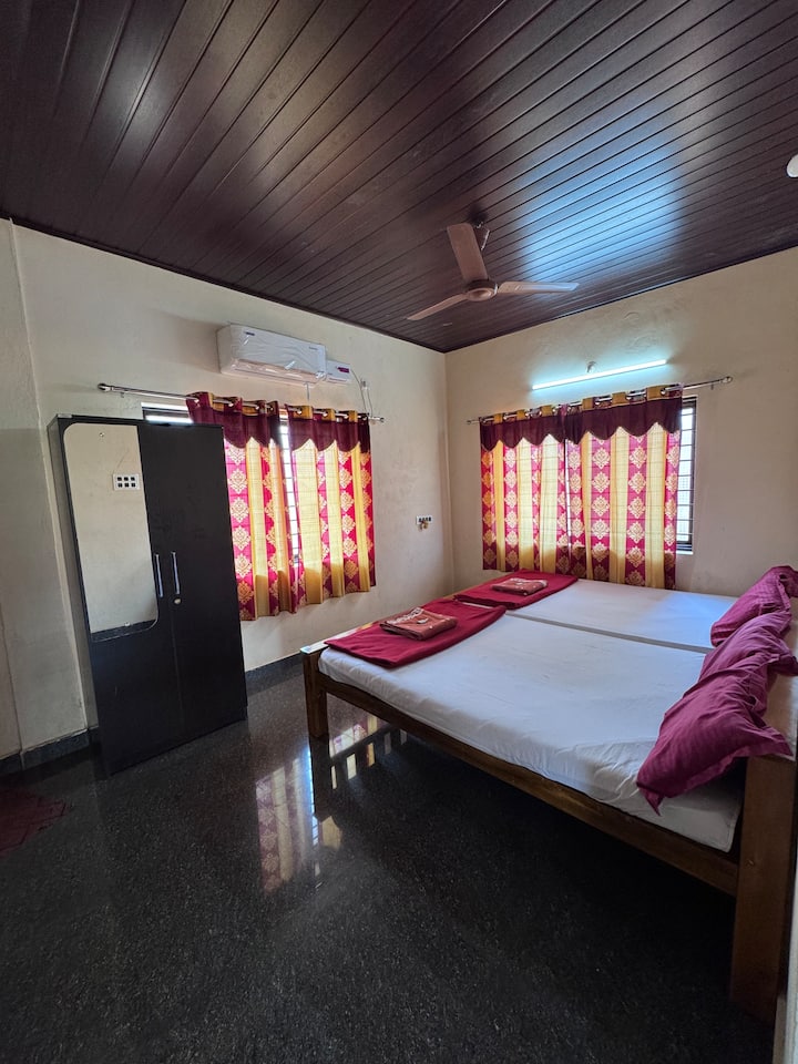 Budget Quadruple Ac @Aikyahomestay (No Foreigners) - Gokarna
