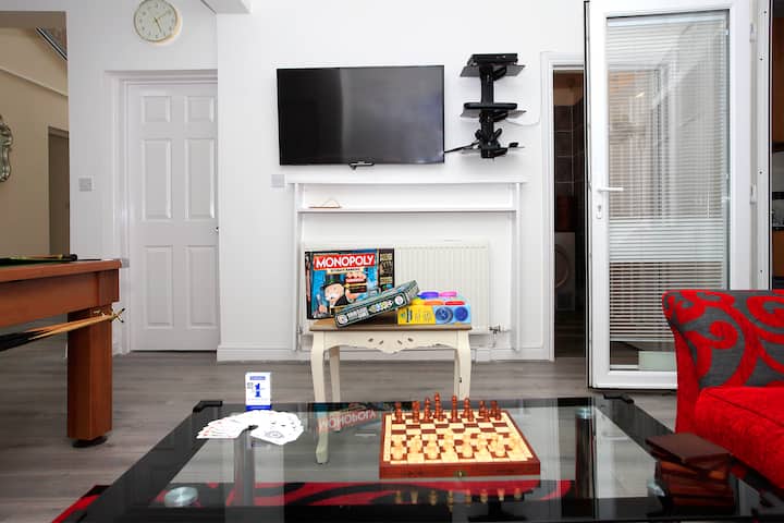 Luxury Retreat With Hot Tub & Entertainment Room - Peterborough