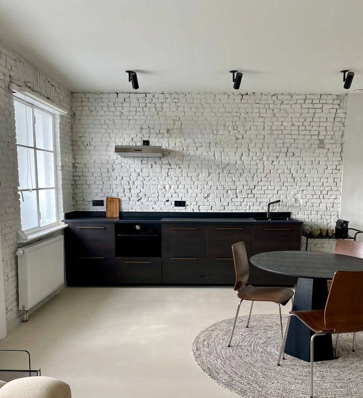 Brutalist Spacious Studio Apartment - Min 30 Days - Anvers