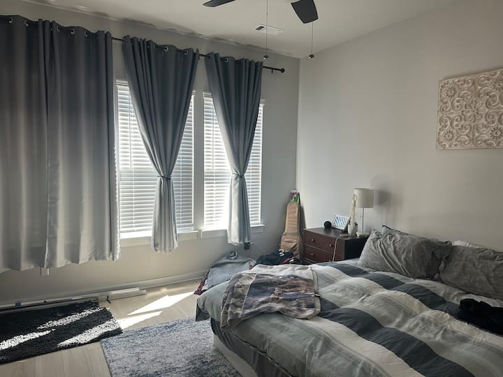 Large & Spacious Room In A Big House - Leander, TX