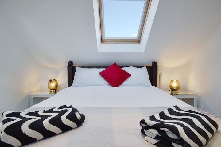 Stylish Townhouse • 2 Private Parking Spaces - Southampton, UK