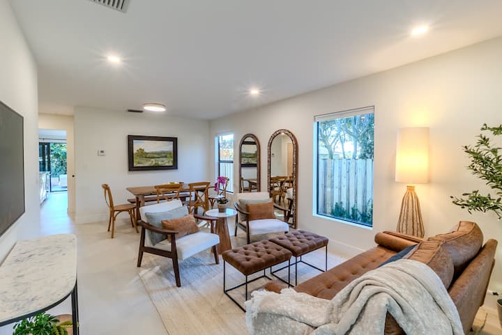 5 Star Host | Fully Stocked | Hot Tub - West Palm Beach, FL
