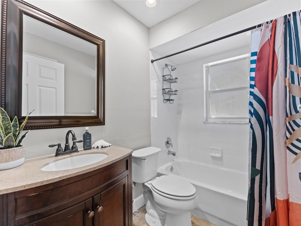 Modern eingerichtetes Zimmer in Spring Hill TV Schreibtisch - Häuser ...